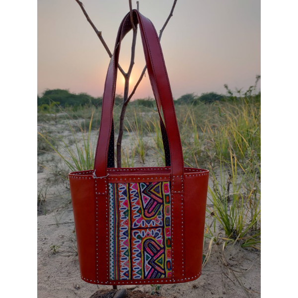 Hand-embroidered brown leather handbag - directcreate.com