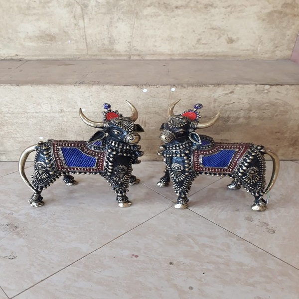 Handmade metal statue of Standing Nandi Pair - directcreate.com